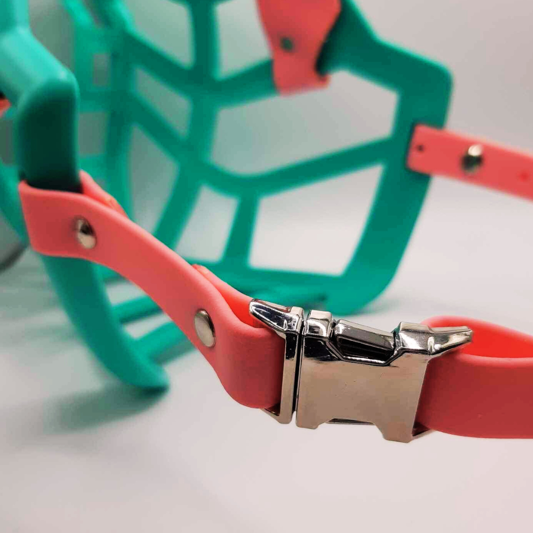 Quick-Release Upgrade for alternative strapping– The Muzzle Movement